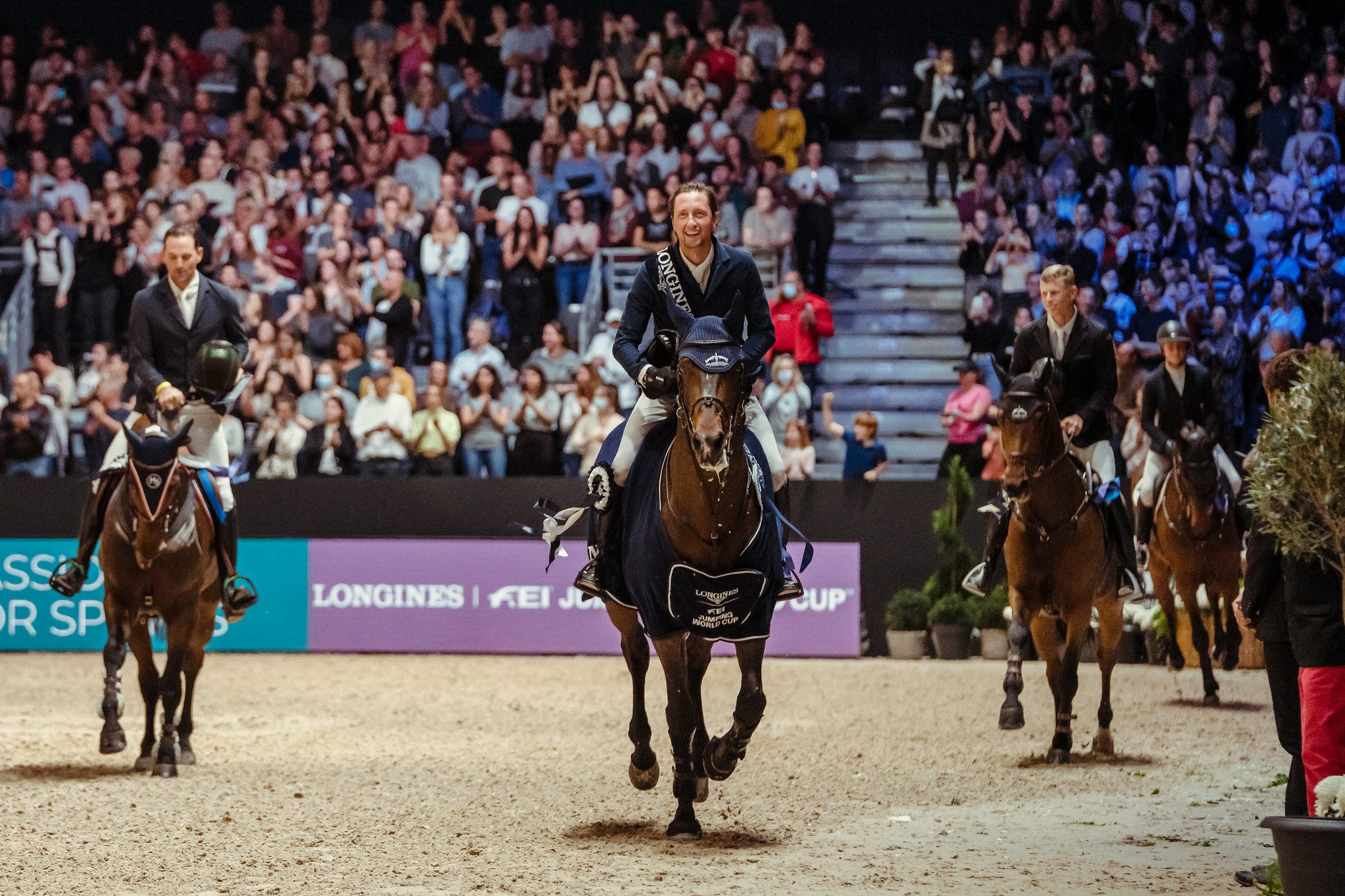 Fuchs wint Wereldbeker Lyon voor derde keer op rij - Horses