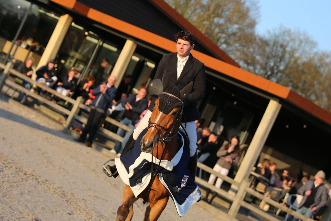 Robin Bril vierde met Uptons Tribon in 1,40m. Lummen - Horses