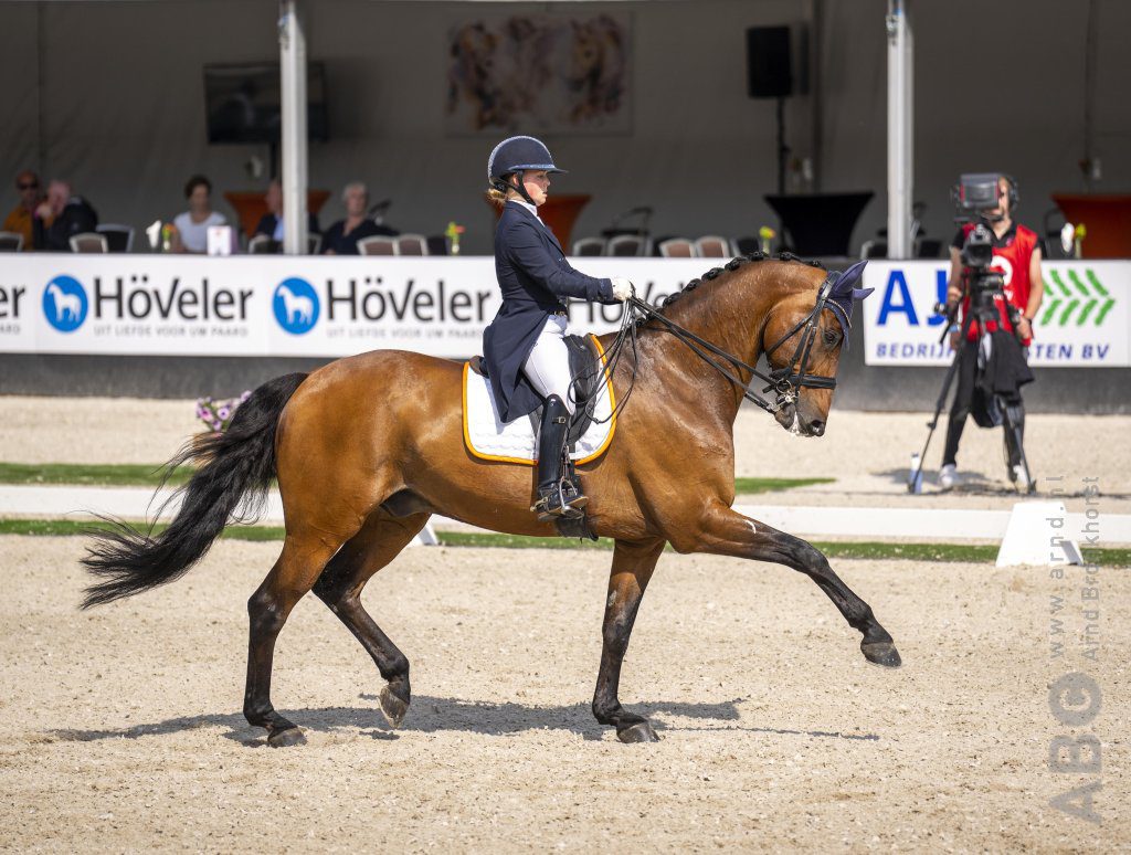 Rowena Weggelaar wint internationaal U25-debuut - Horses