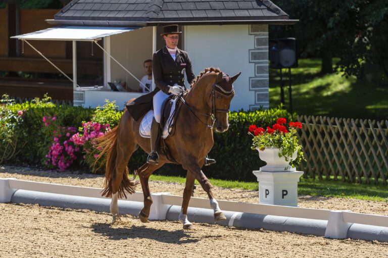 Grand Prix-amazone Amanda Hartung (44) bij tragisch ongeval overleden ...